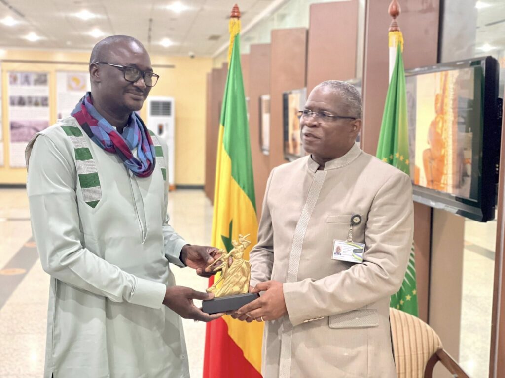 Visite de Son Excellence Guy Gérard Nkolo Dongo, Ambassadeur ...
